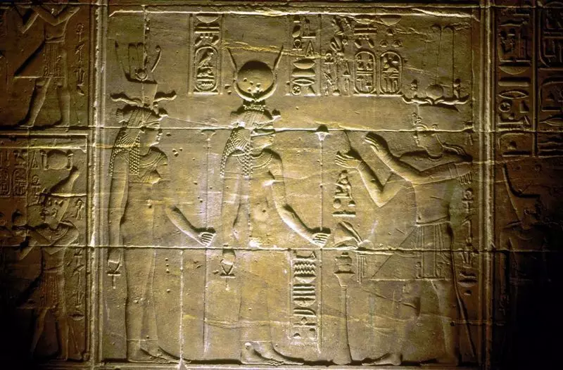 Ägyptesch Gëttin Isis Holding Ankh - Tempel vu Philae