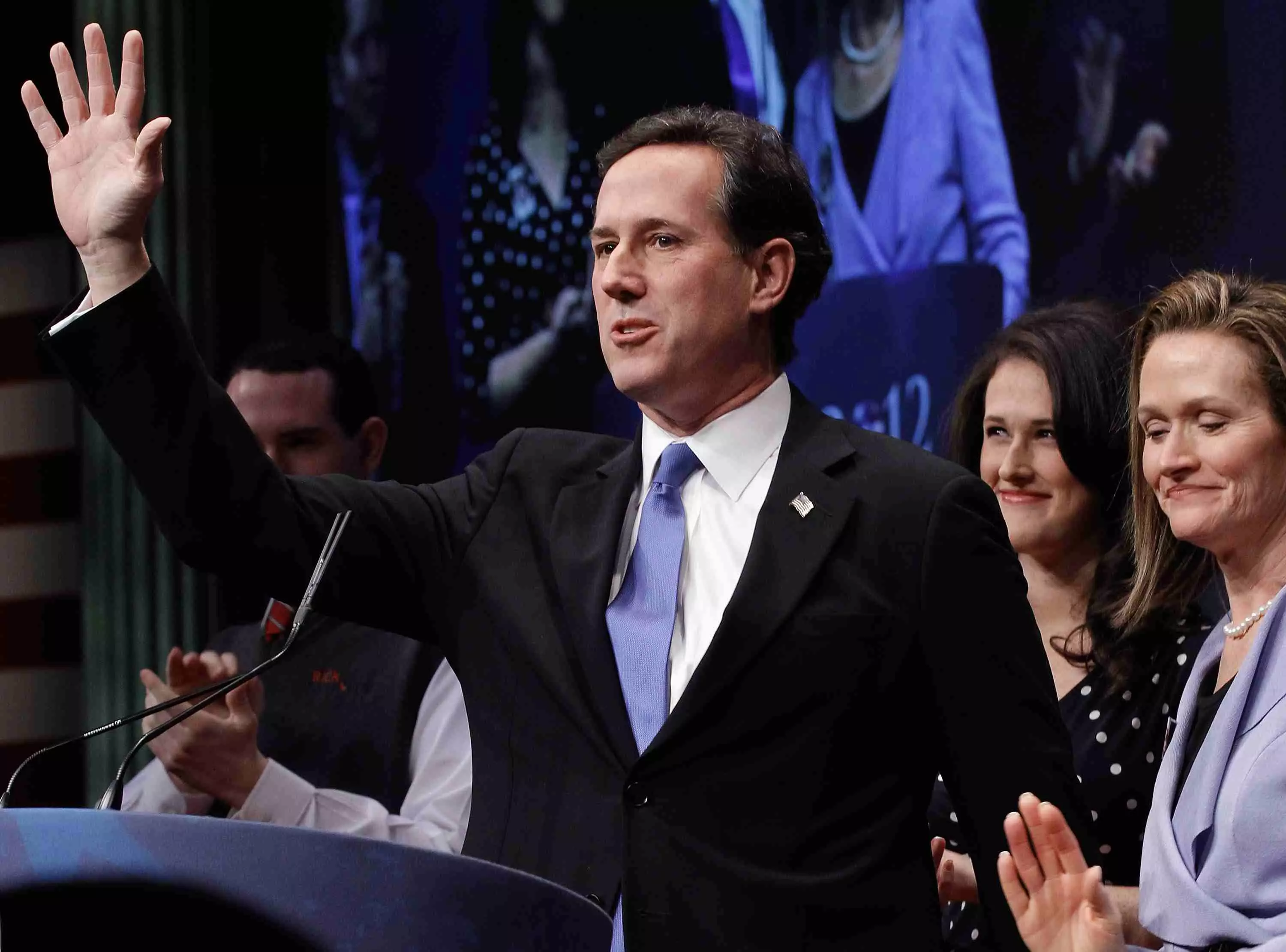 Rick Santorum AEBetako senatari ohia ageri da hemen 2012ko otsailean Washingtonen, D.C., talde kontserbadore batekin hitz egin ostean.