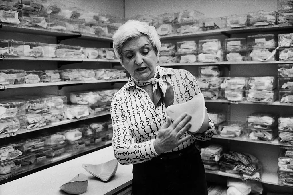 Ruth Handler rintaproteesien varastohuoneessa, jonka hän loi rinnanpoistopotilaille, 1977