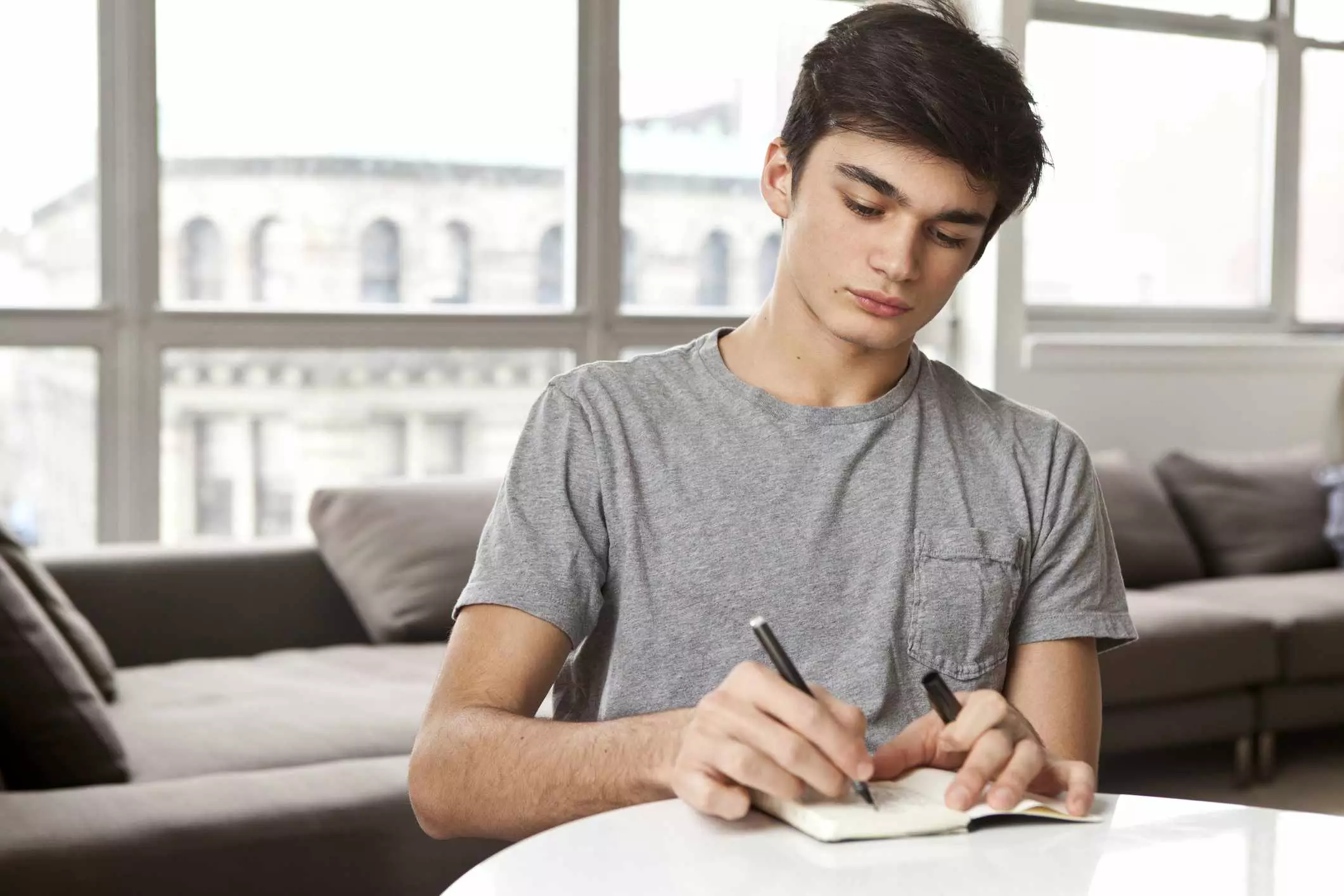 Tonåring som skriver hemma