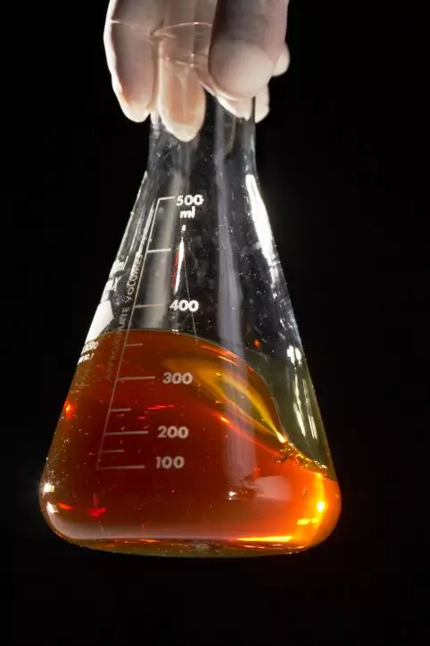 烧瓶中的橙色液体 — 旧拿骚反应或万圣节反应
