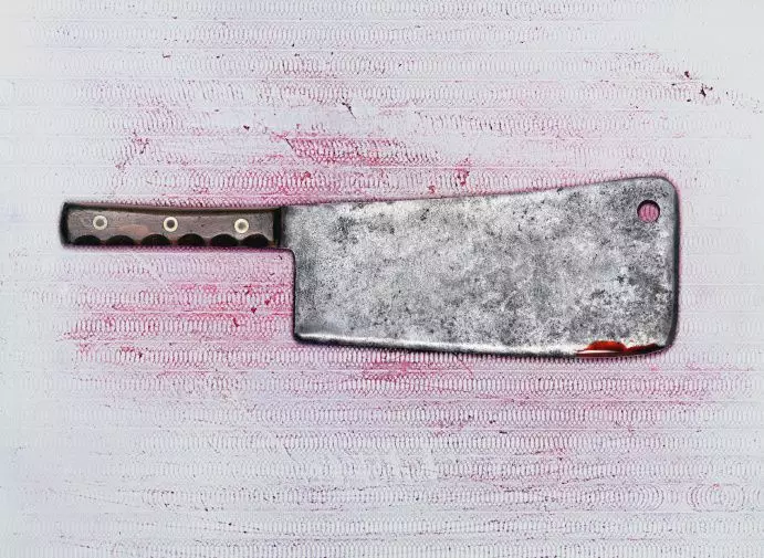 使用化学技巧使刀片看起来流血。不需要真正的血液！