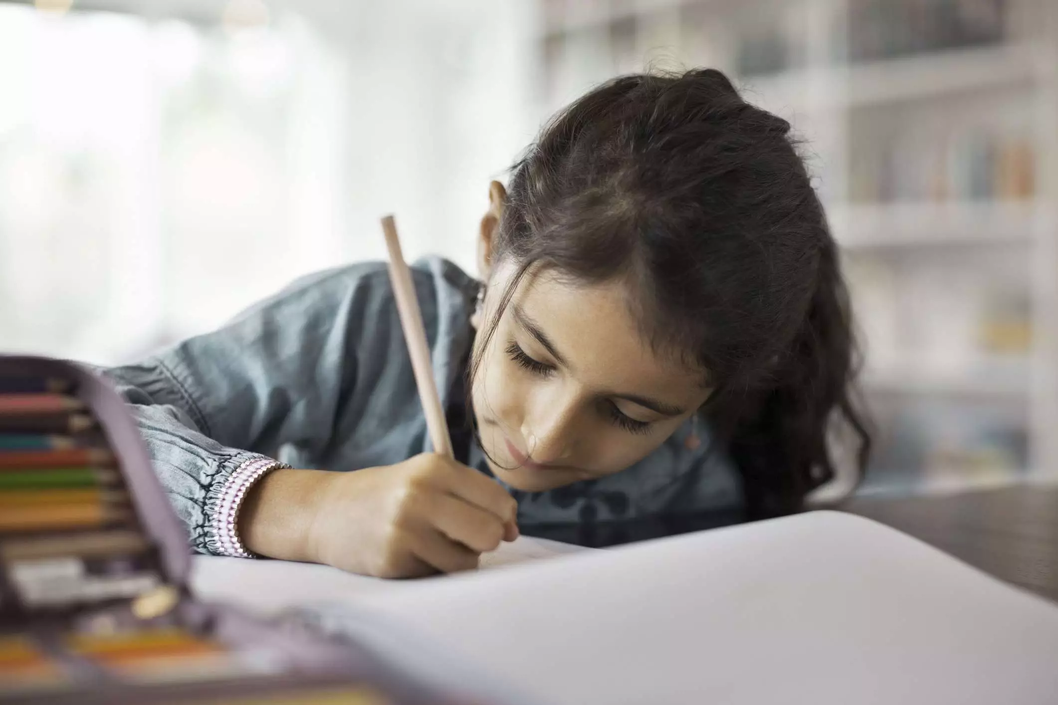 Ragazza che scrive in un libro impreciso