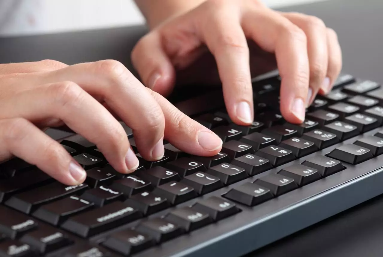 Photo d'une femme tapant sur un clavier