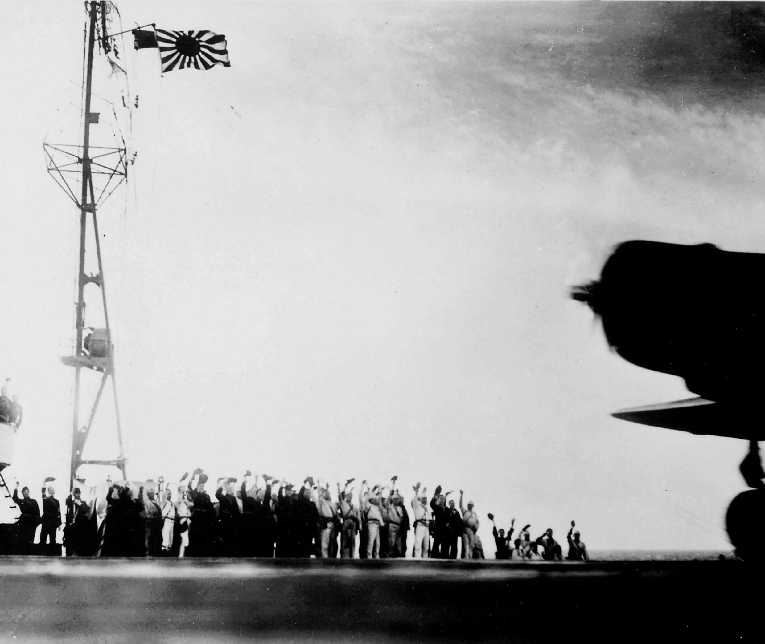 Japonští vojáci jásali pod japonskou vlajkou během útoku na Pearl Harbor.