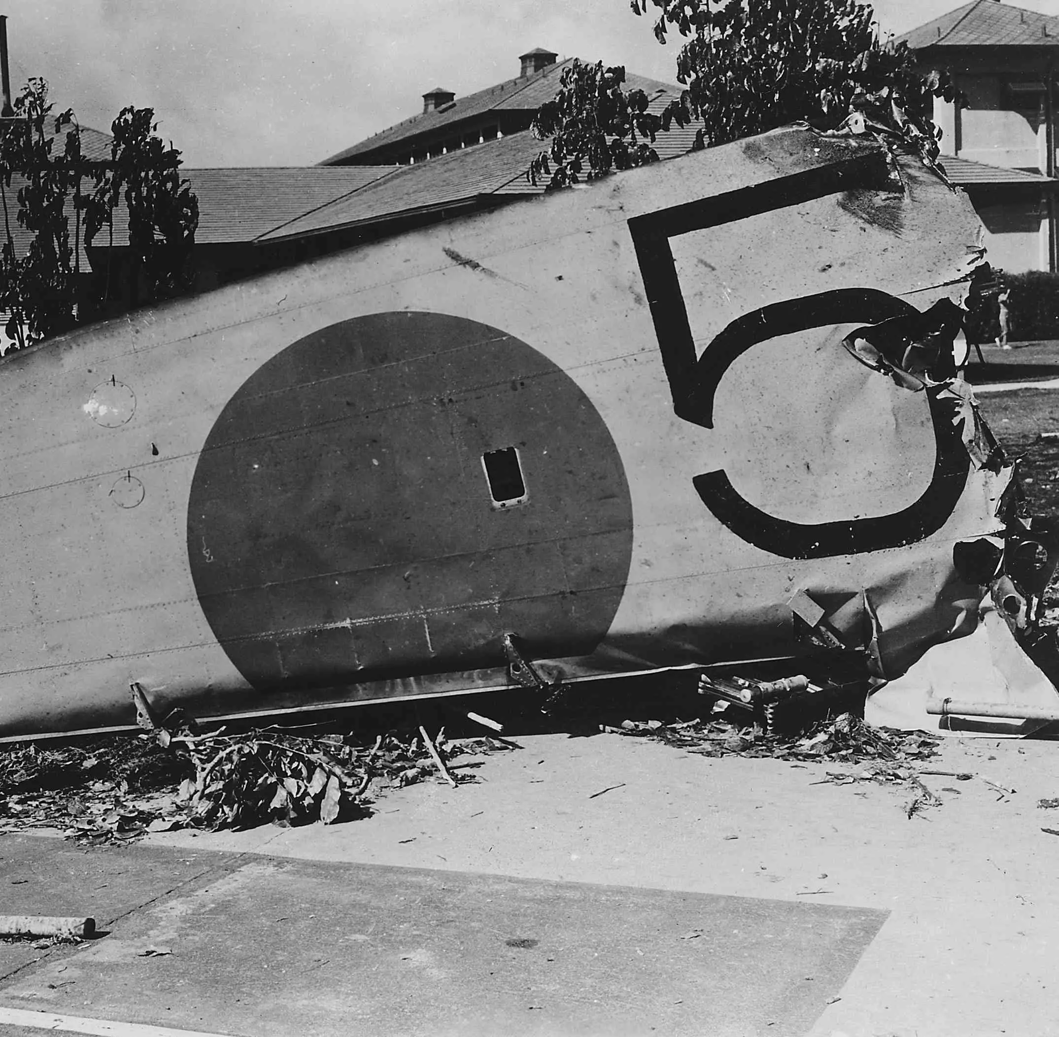 Trosky japonského bombardéru po útoku na Pearl Harbor.