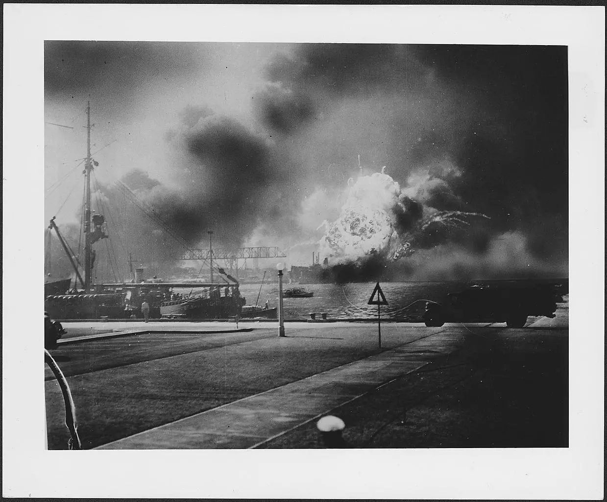 Fotografi av det nøyaktige øyeblikket U.S.S. Shaw eksploderte under det japanske angrepet på Pearl Harbor.