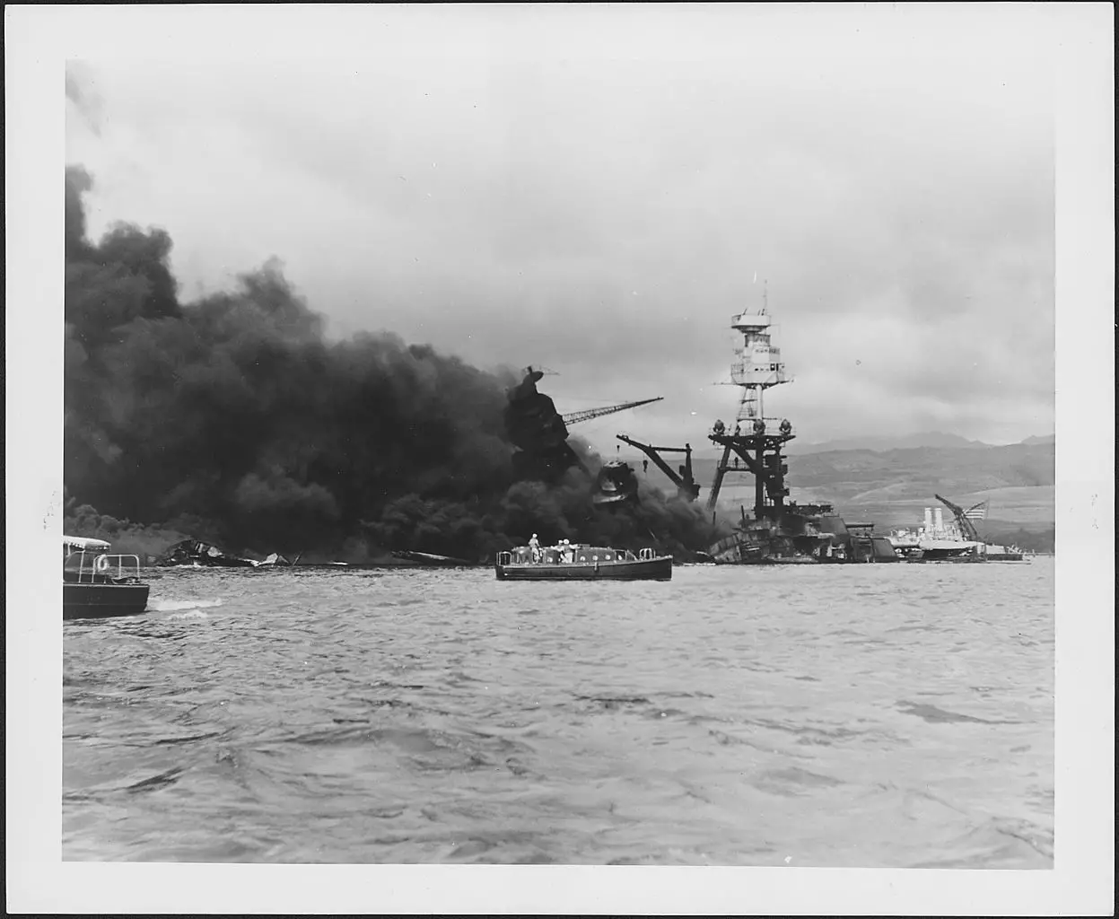 Fotografie U.S.S. Arizona v plamenech po japonském útoku na Pearl Harbor.