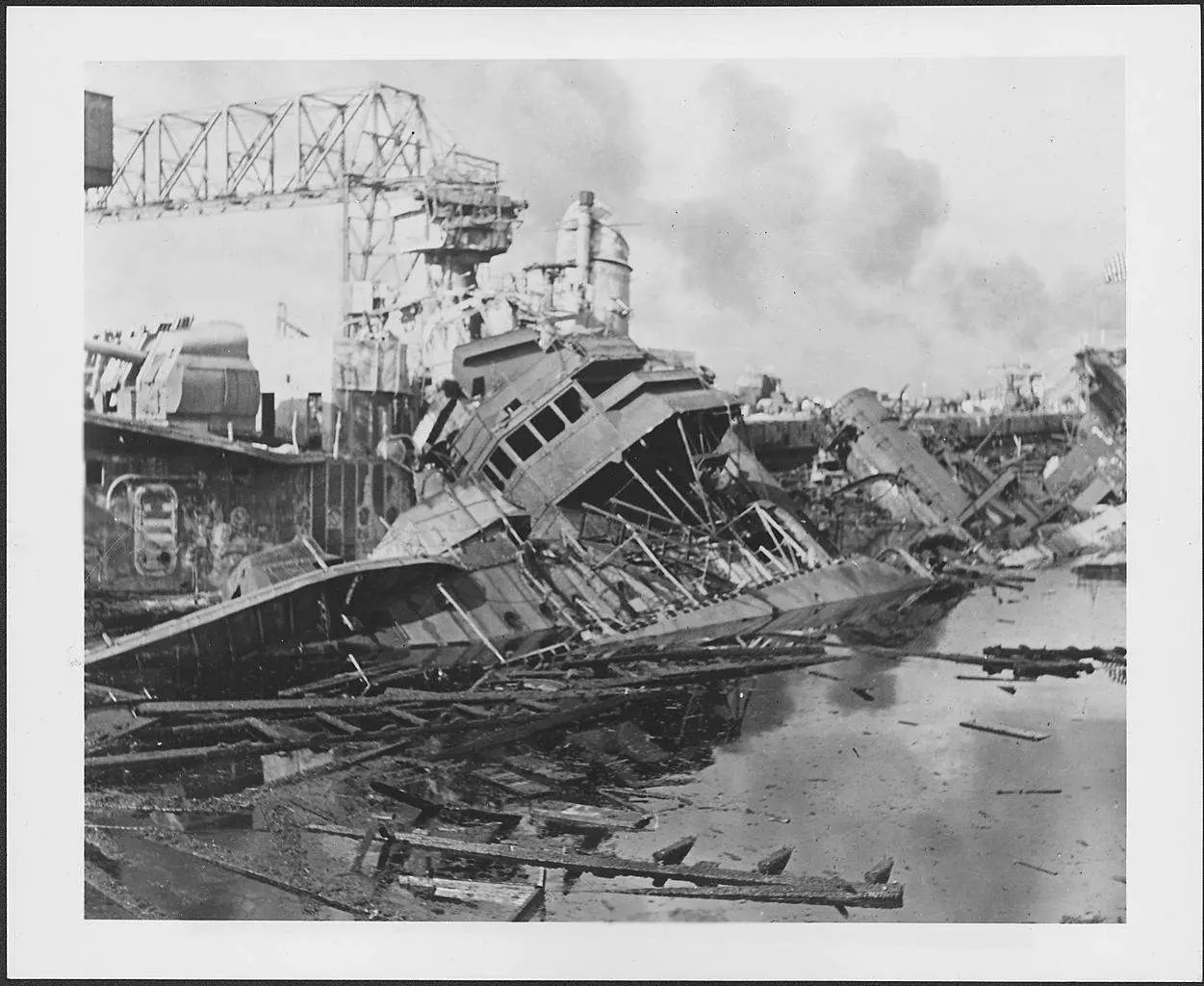 Fotografi av krigsskip skadet ved Pearl Harbor.