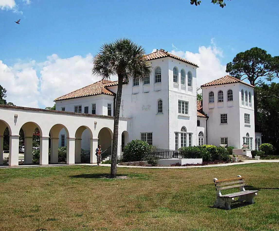 Cook Hall ĉe Nova Kolegio de Florido