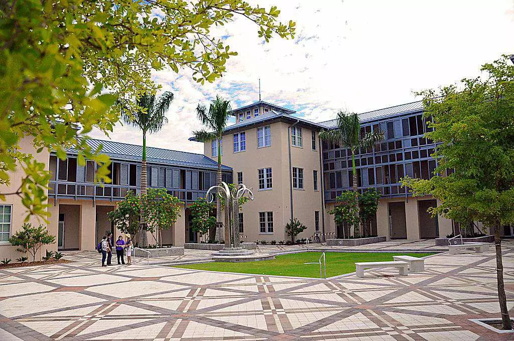 Akademinis centras ir Plaza Floridos Naujajame koledže