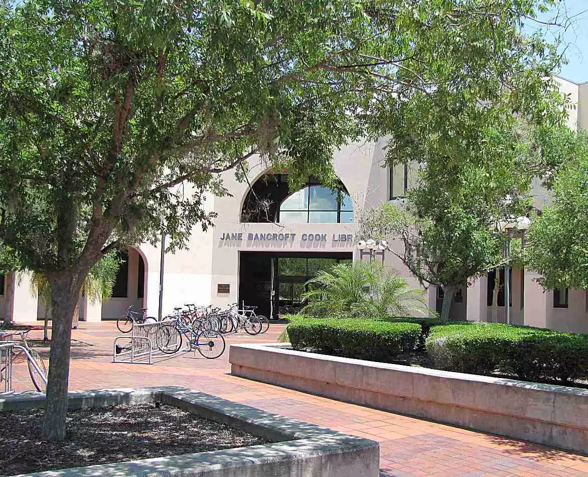 Cook Library ĉe Nova Kolegio de Florido