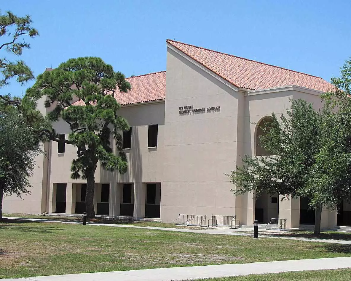 Heiser Natural Sciences Complex ĉe New College of Florida (Nova Kolegio de Florido).