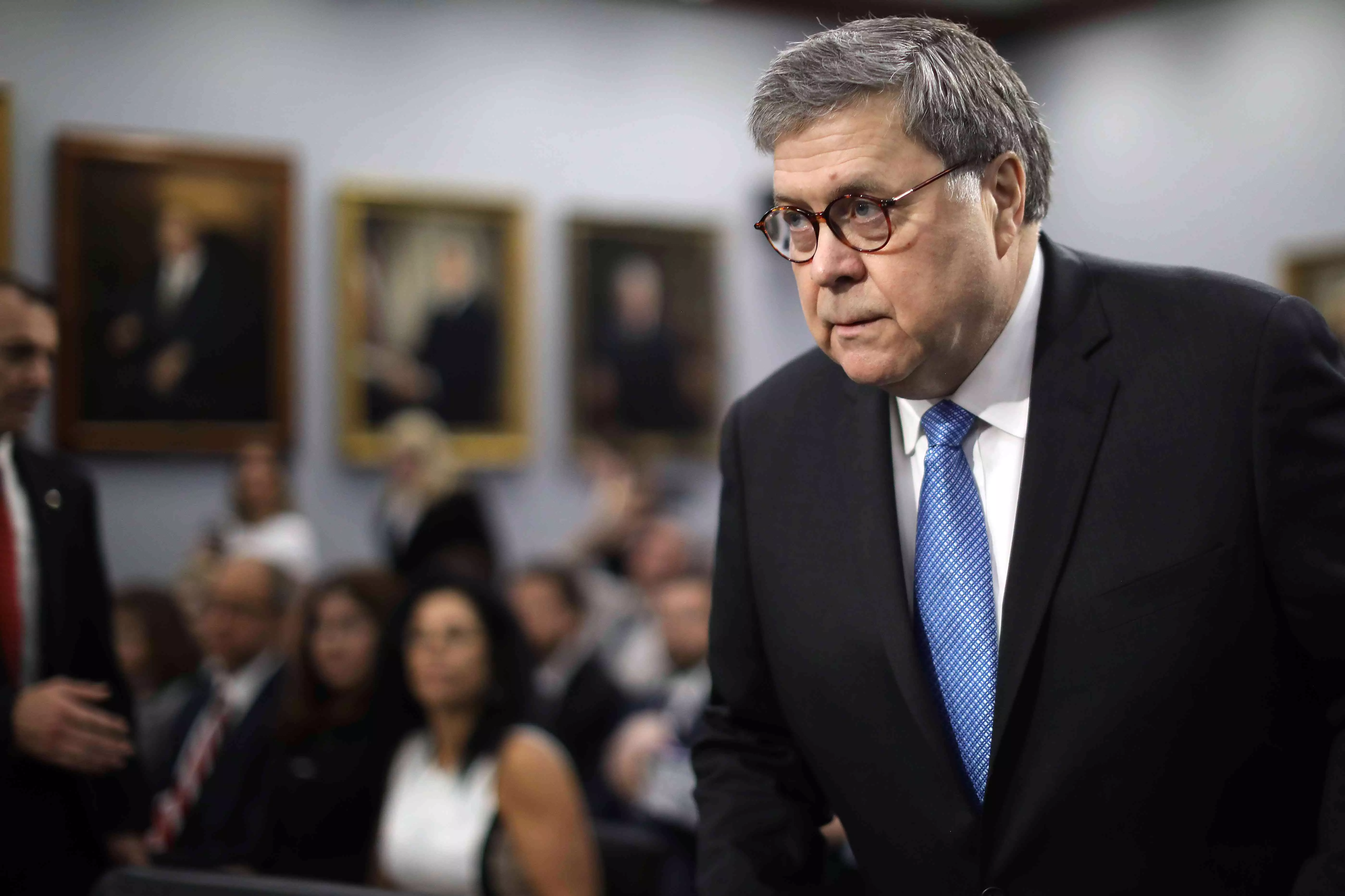 Ffotograff o Twrnai Cyffredinol yr Unol Daleithiau William Barr yn tystio i'r Pwyllgor Neilltuo Tai