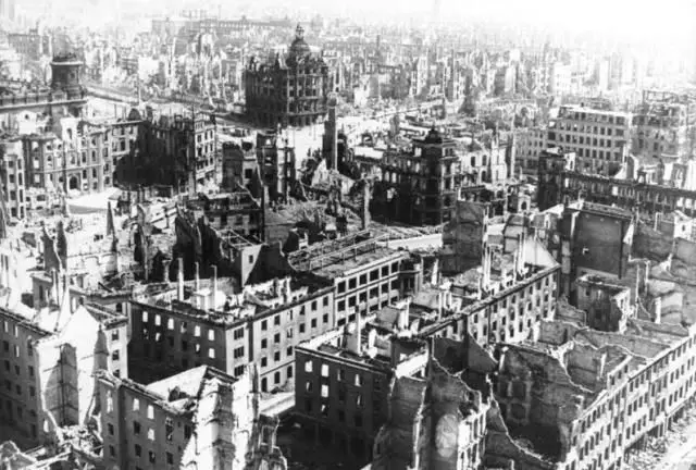 Foirgnimh a ndearnadh damáiste dóibh ó bhuama i Dresden.