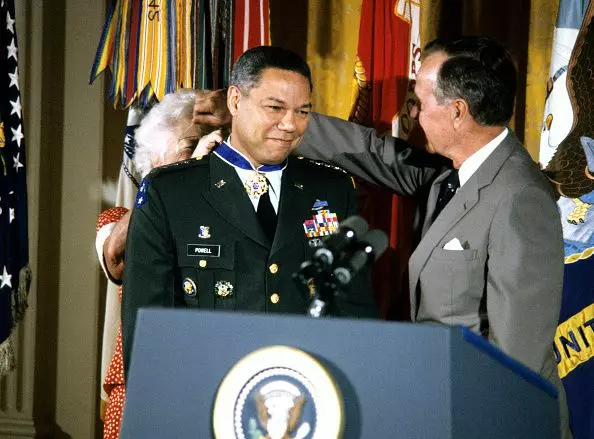 Jenderal Powell Diwenehi Medali Kebebasan Presiden
