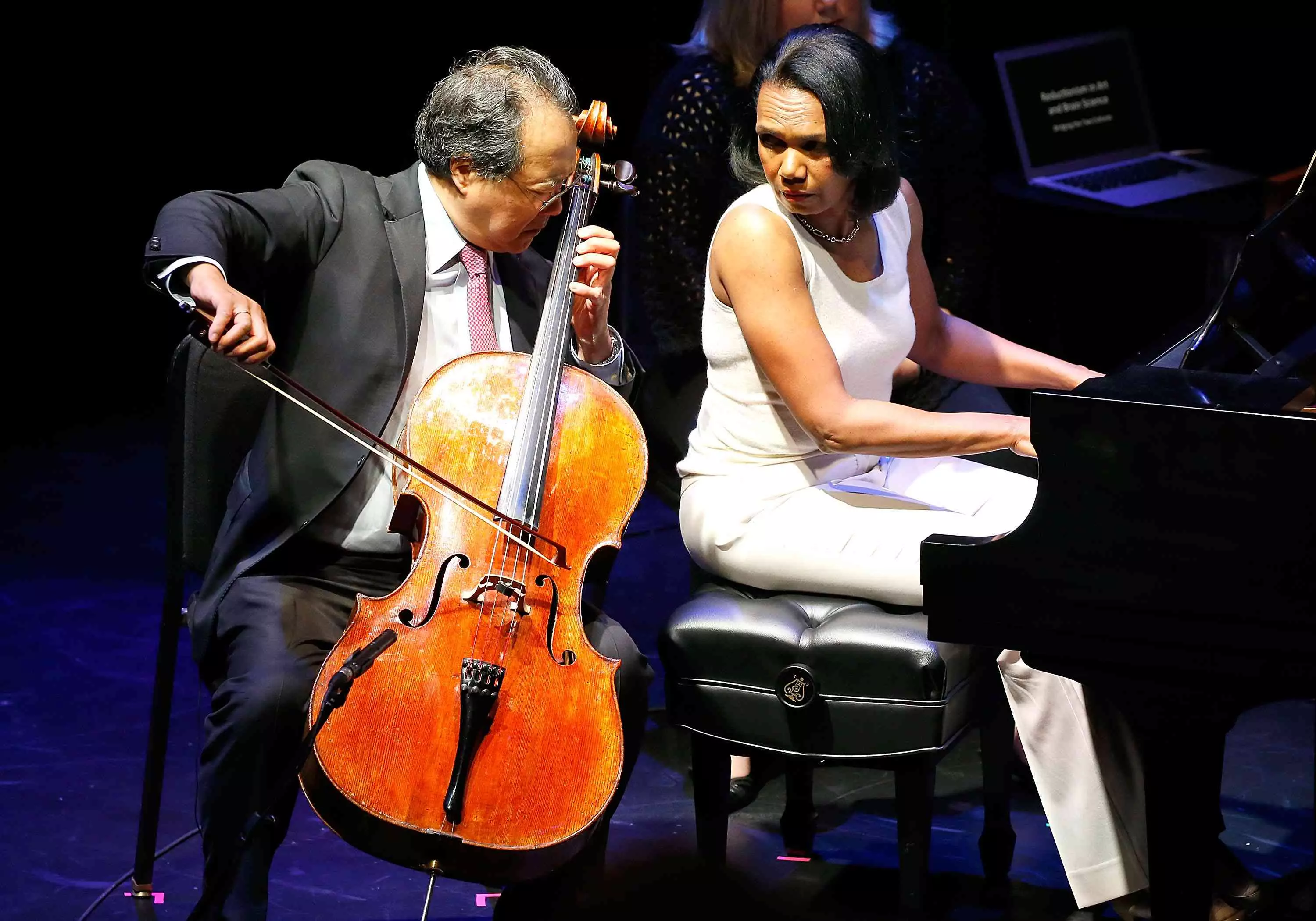 Foto vum fréieren US Staatssekretärin Condoleeza Rice begleet vum Cellist Yo-Yo Ma