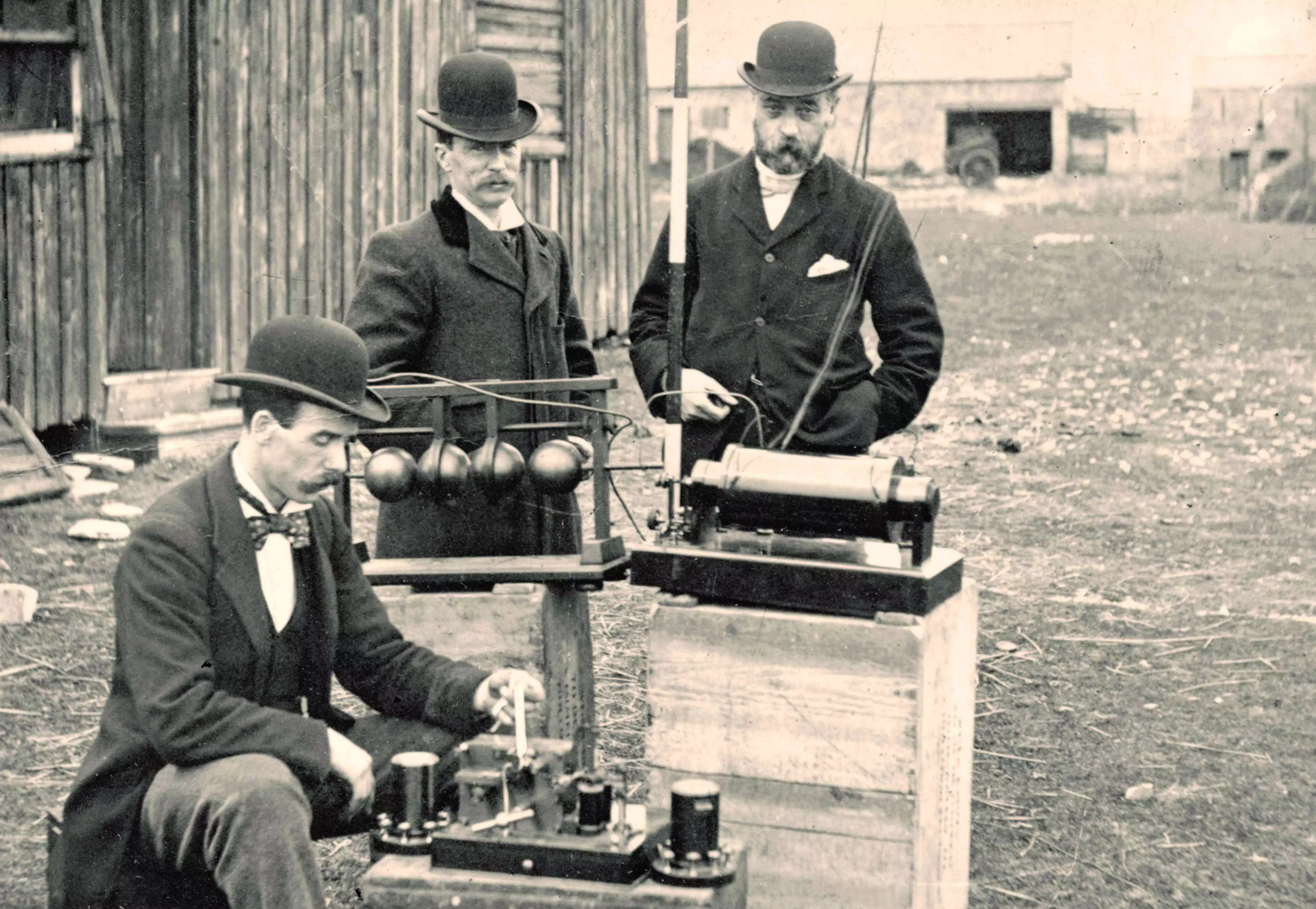 Oude foto van ingenieurs van het Britse postkantoor die de radioapparatuur van Marconi inspecteren tijdens een demonstratie op Flat Holm Island, 13 mei 1897