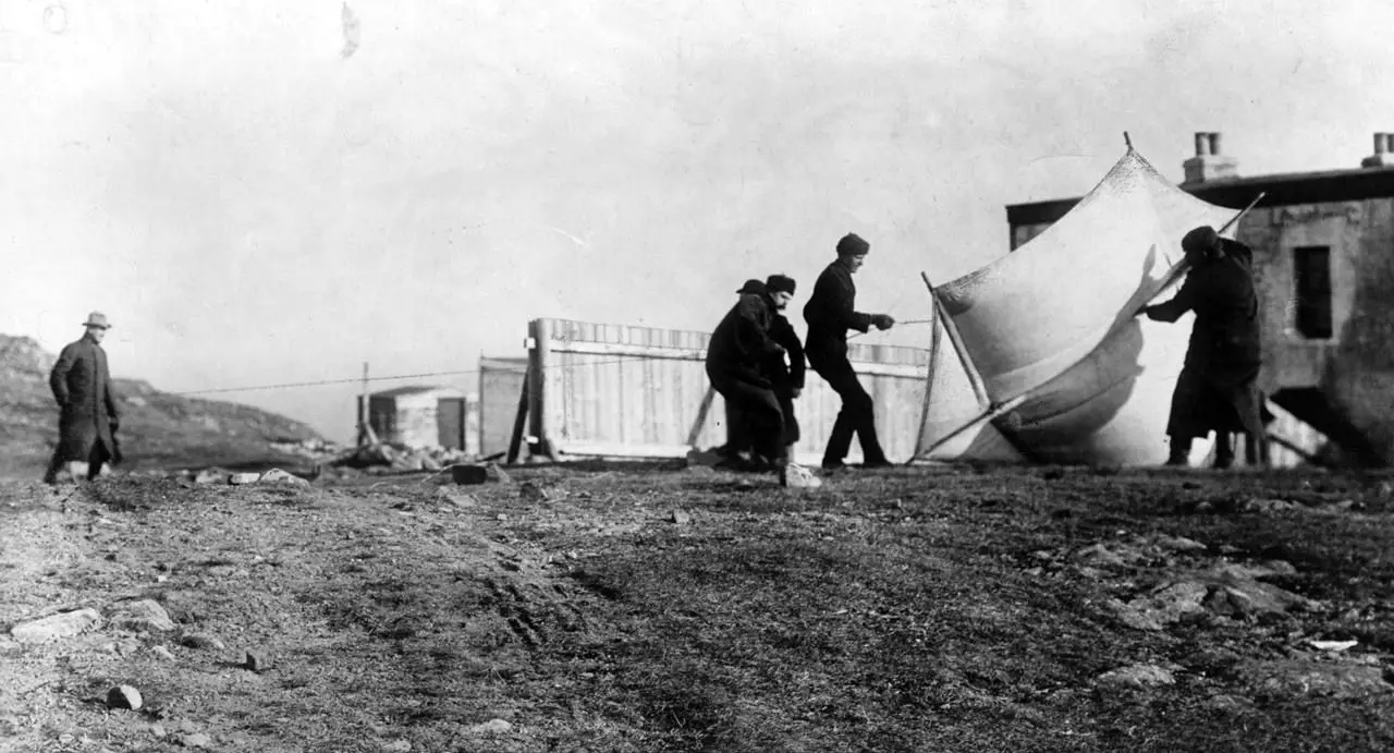 Guglielmo Marconi yn gwylio cymdeithion yn codi'r barcud a ddefnyddiwyd i godi'r antena yn St. John's, Newfoundland, Rhagfyr 1901