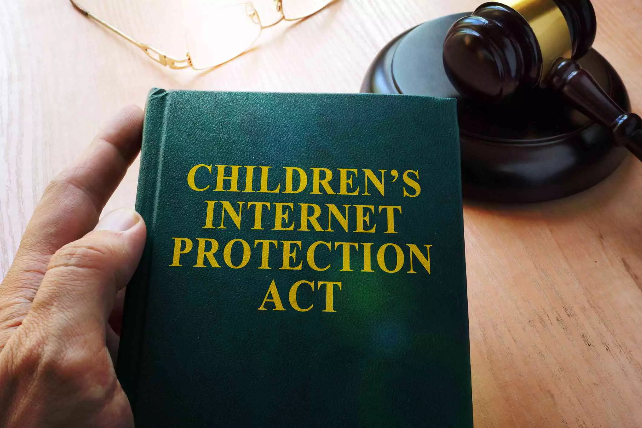 Cartea Children’s Internet Protection Act lângă un ciocan