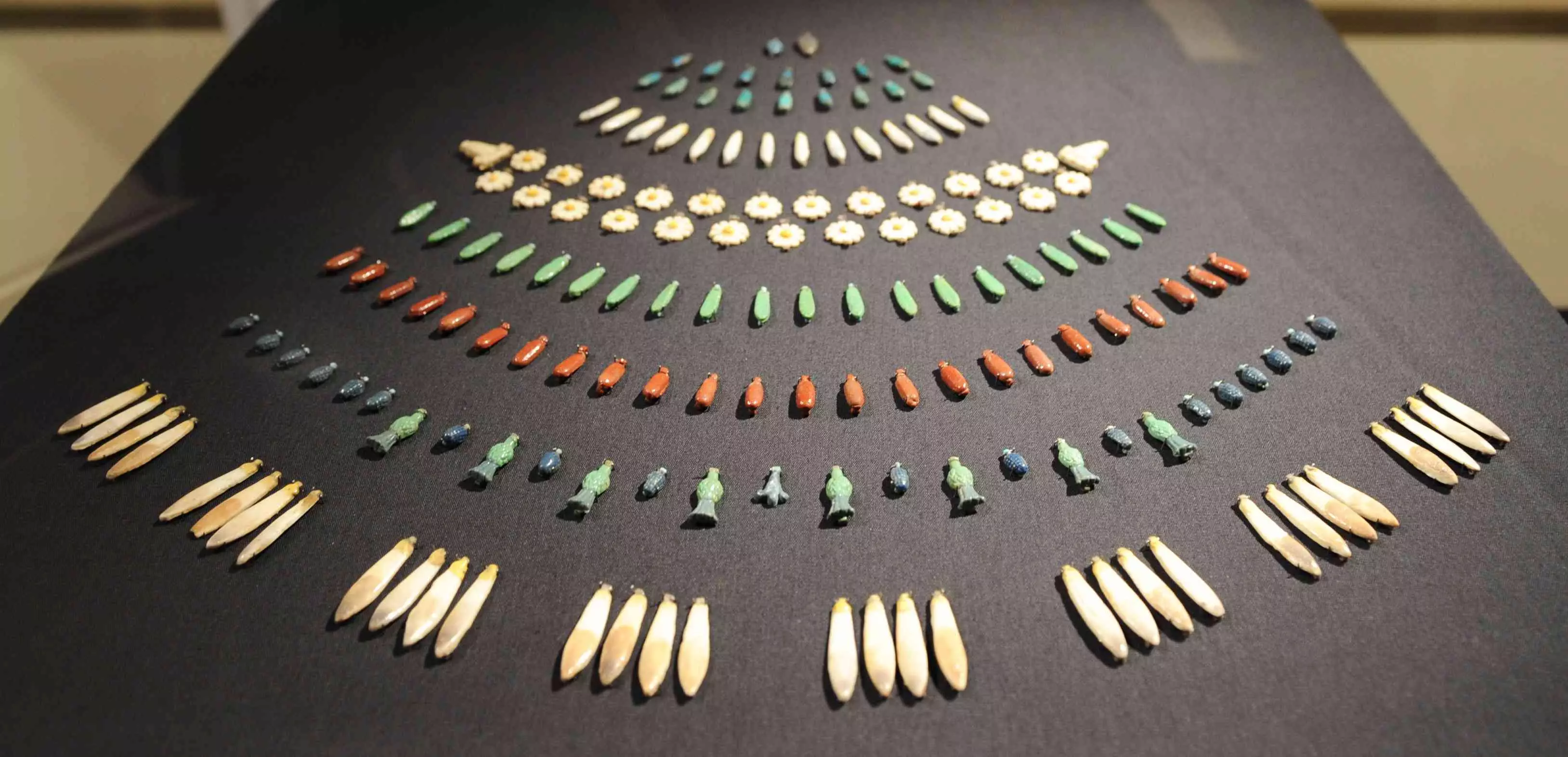 New Kingdom Faience Beads (1400-1200 לפני הספירה)