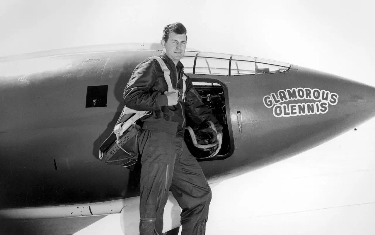 Chuck Yeager nyob rau hauv lub davhlau suit sawv ntawm pem hauv ntej ntawm Tswb X-1.