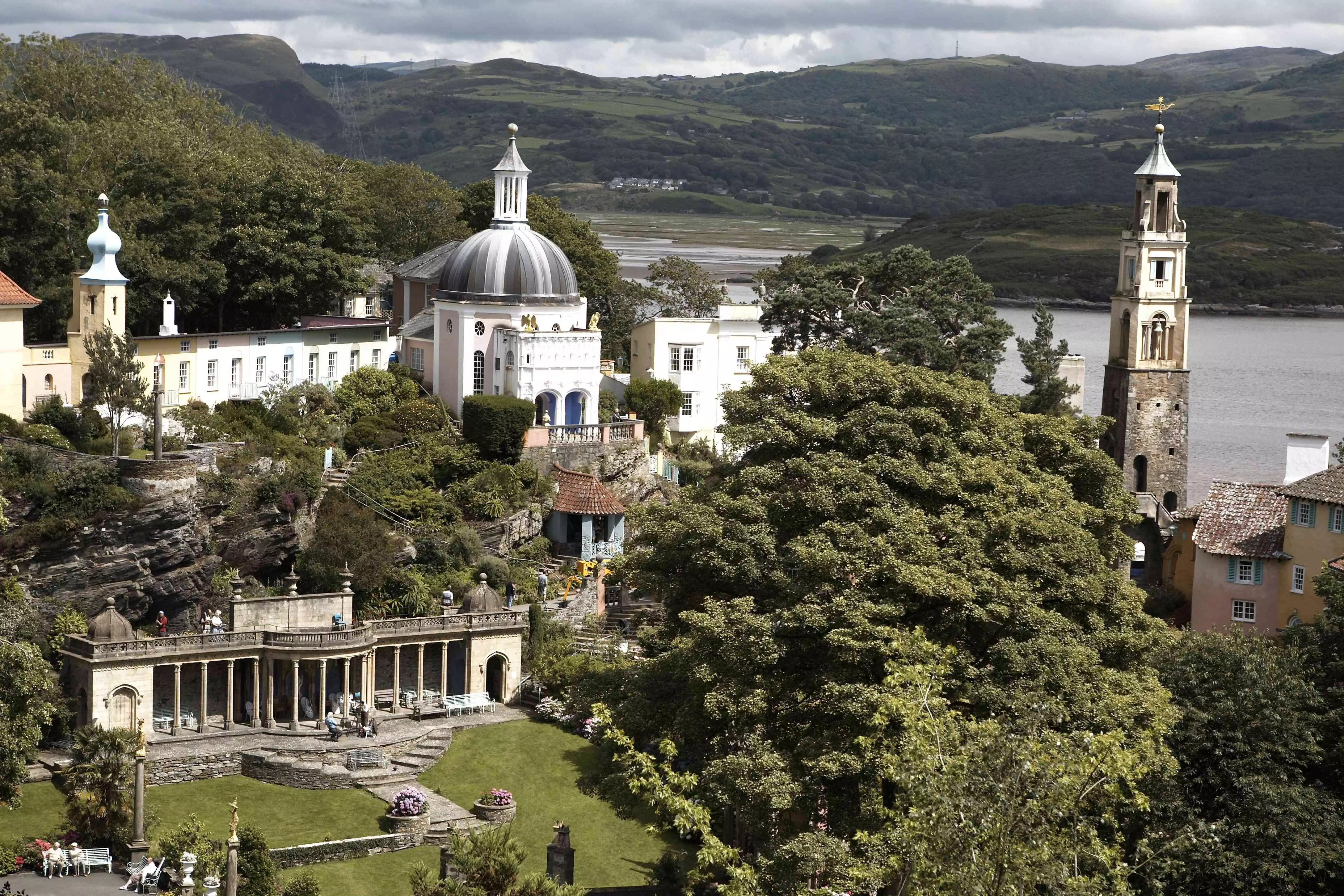 Kopule a věže Portmeirion v severním Walesu