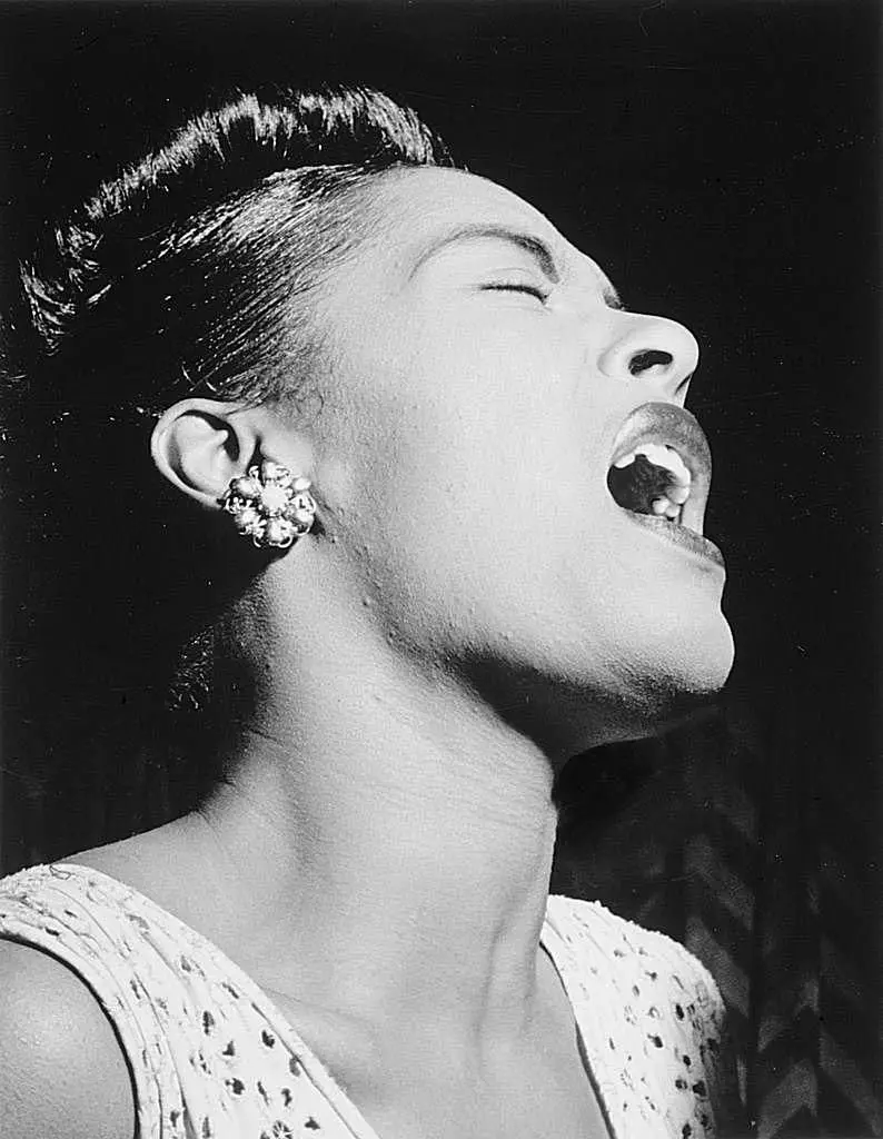 Billie Holiday menyanyi, gambar hitam putih.