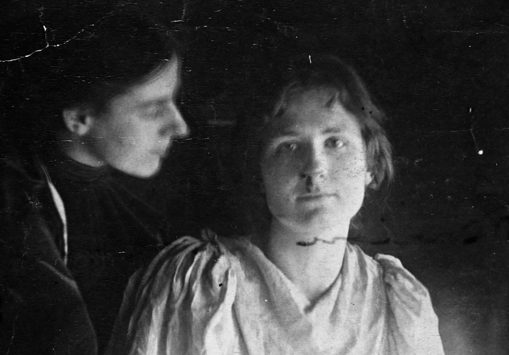 Marion Mahony (Profil) mit Catherine Tobin Wright (vor der Kamera), Oak Park, Illinois, c. 1895-1897