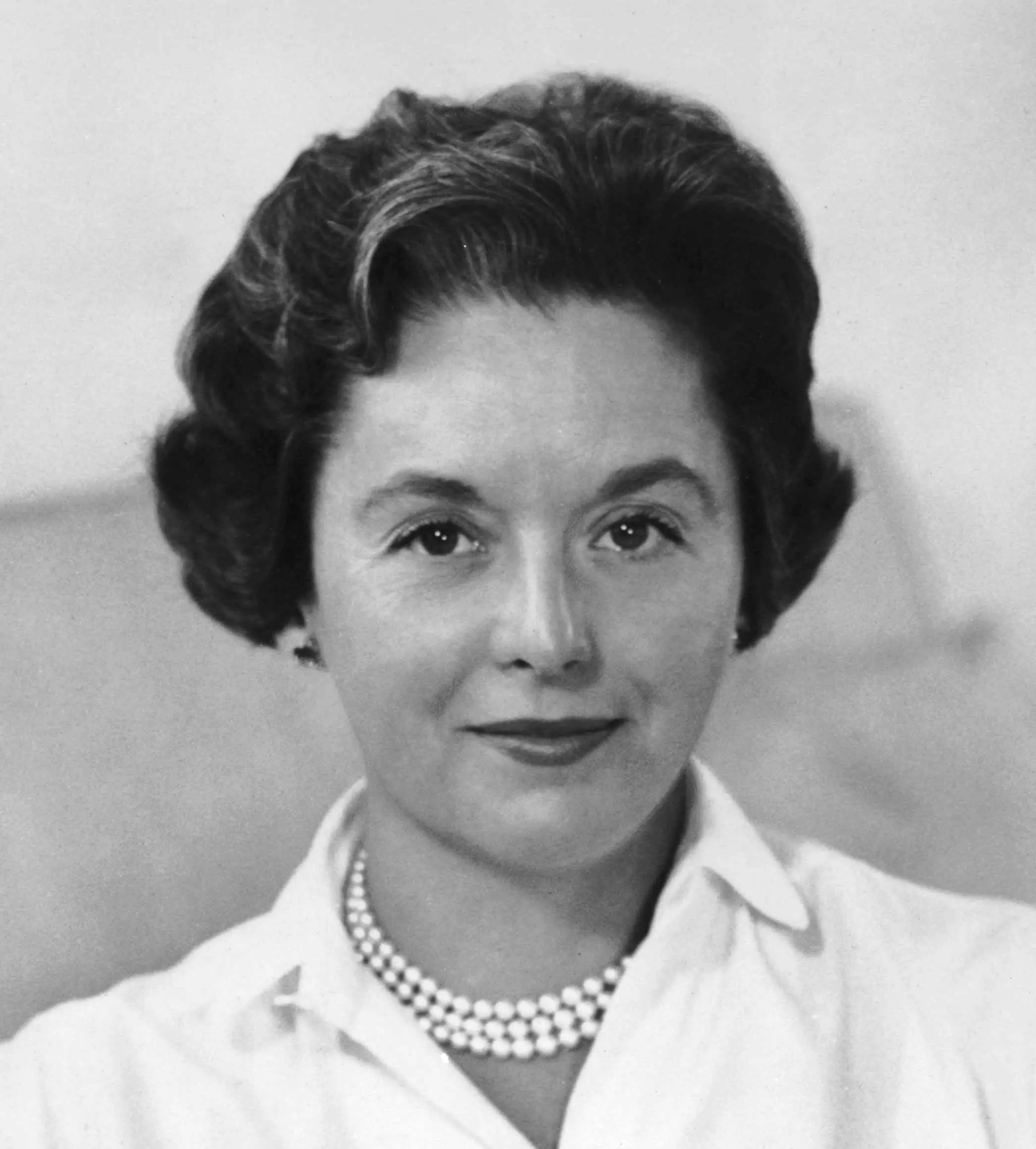 Schwarz-Weiß-Foto der Architektin und Designerin Florence Knoll, circa 1955, Präsidentin von Knoll Designs