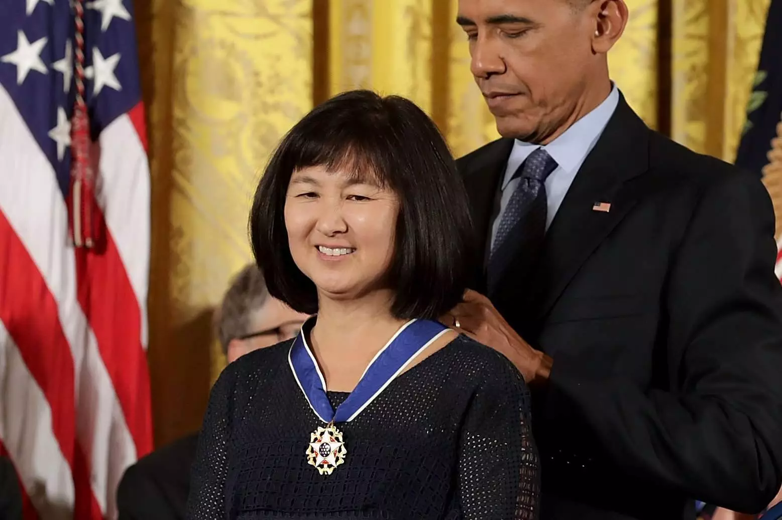 Amerikaanse president Barack Obama ken die presidensiële medalje van vryheid toe aan die kunstenaar en argitek Maya Lin in 2016