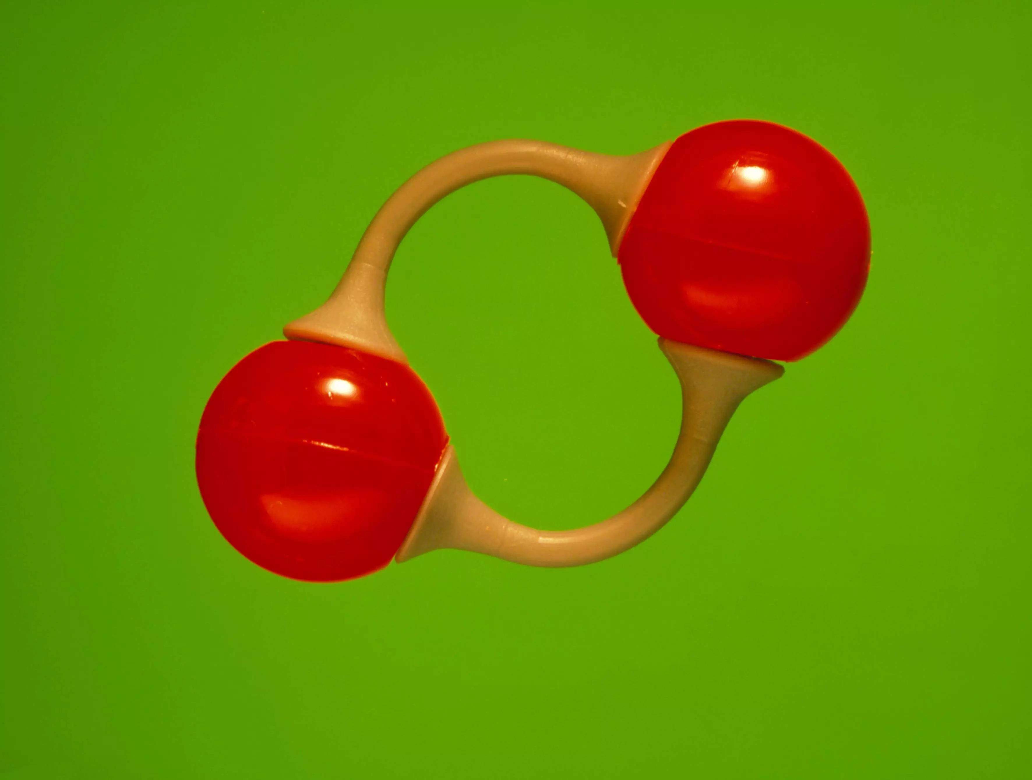 Żewġ atomi tal-ossiġnu jingħaqdu biex jiffurmaw molekula tal-ossiġnu.