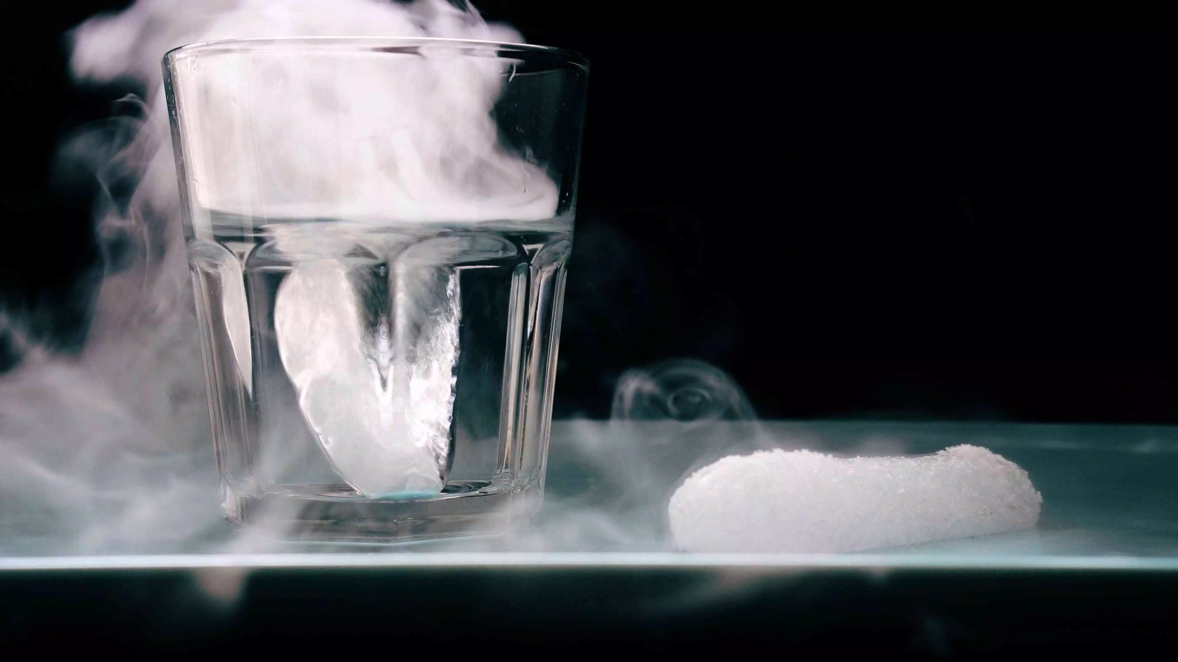 Suhi led je ime za trdi ogljikov dioksid.