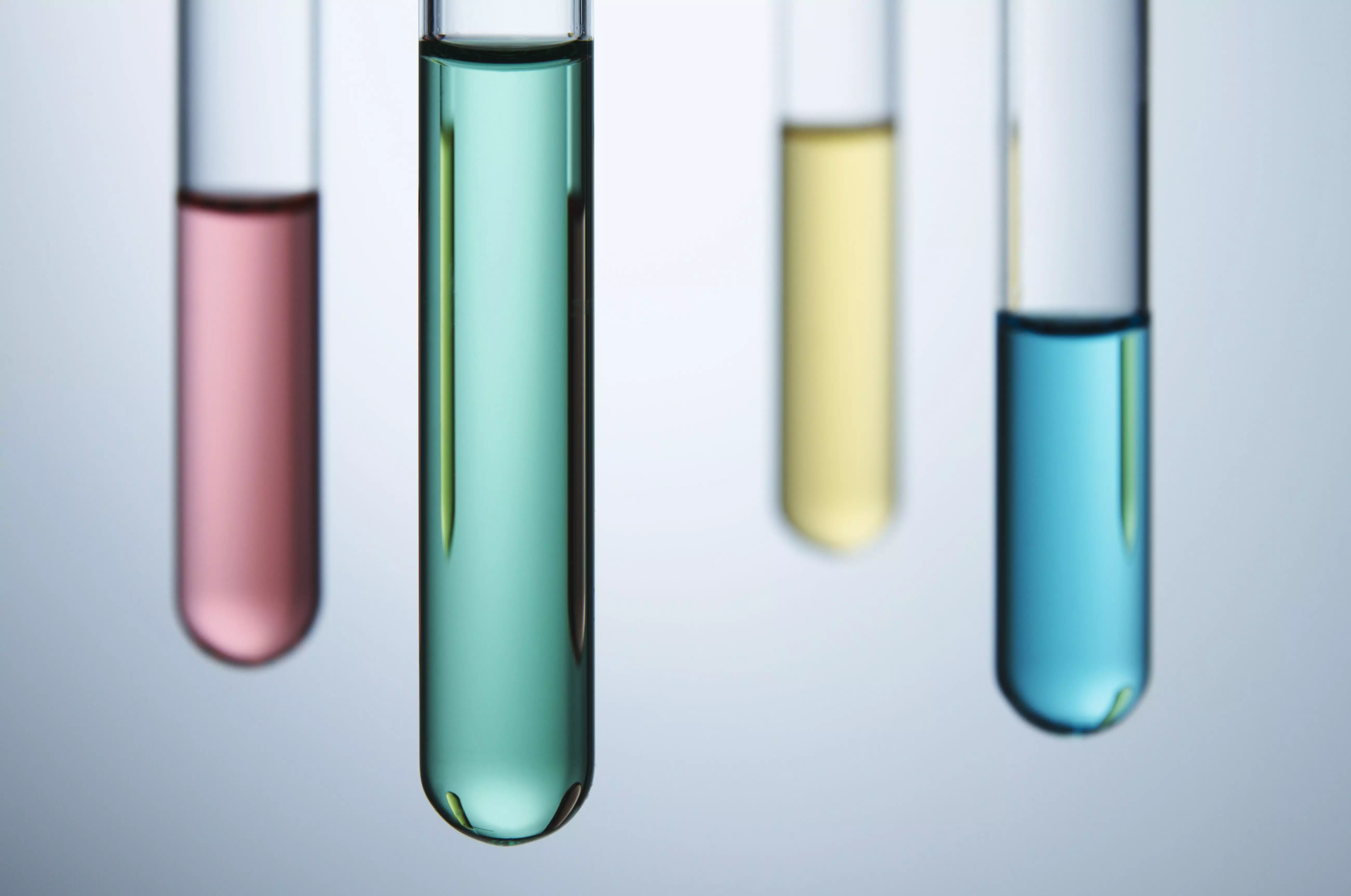 أنابيب الاختبار هي نوع شائع من الأواني الزجاجية للكيمياء.