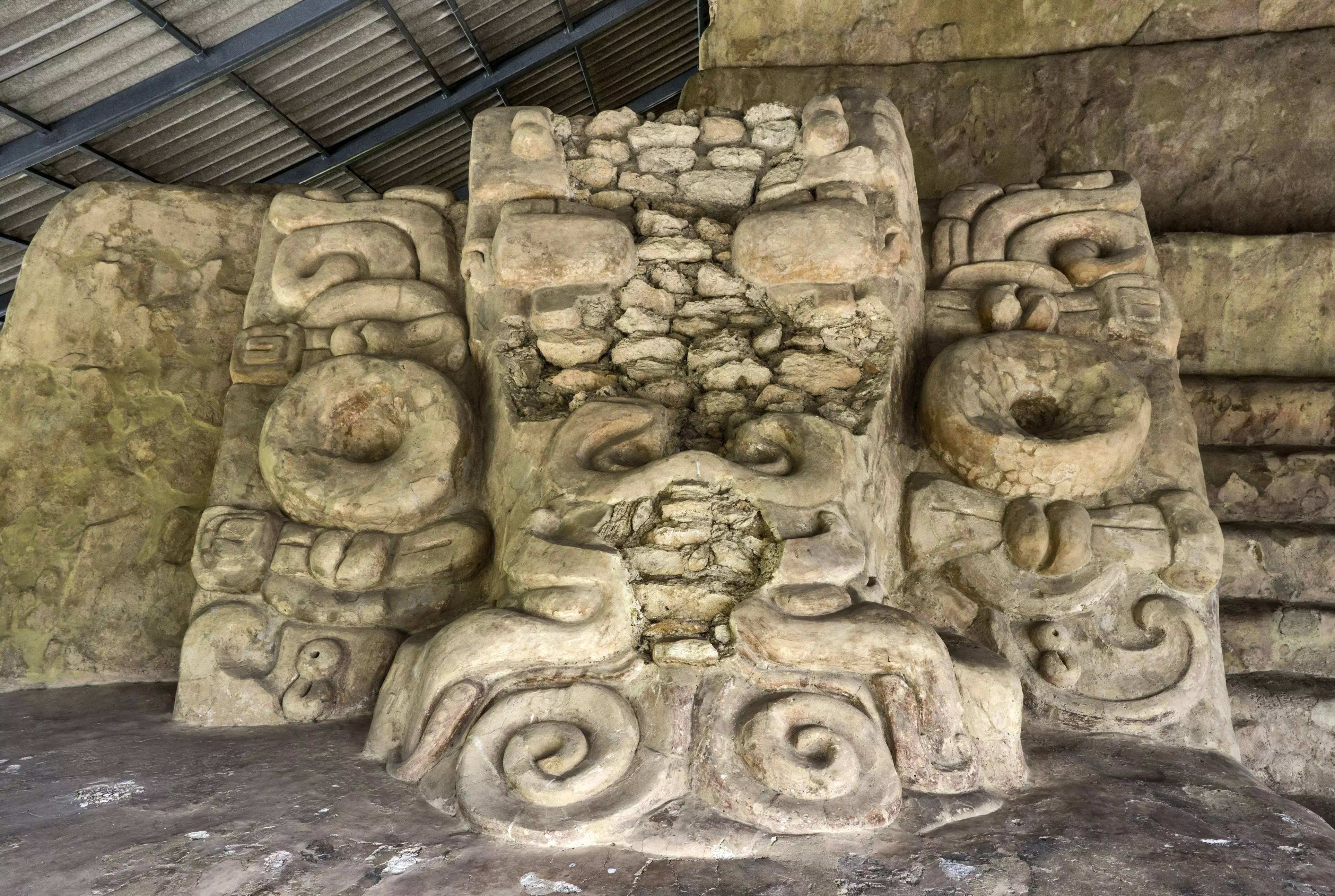 Izgrebta apmetuma maska piramīdā Akansē, Jukatānā, Meksikā