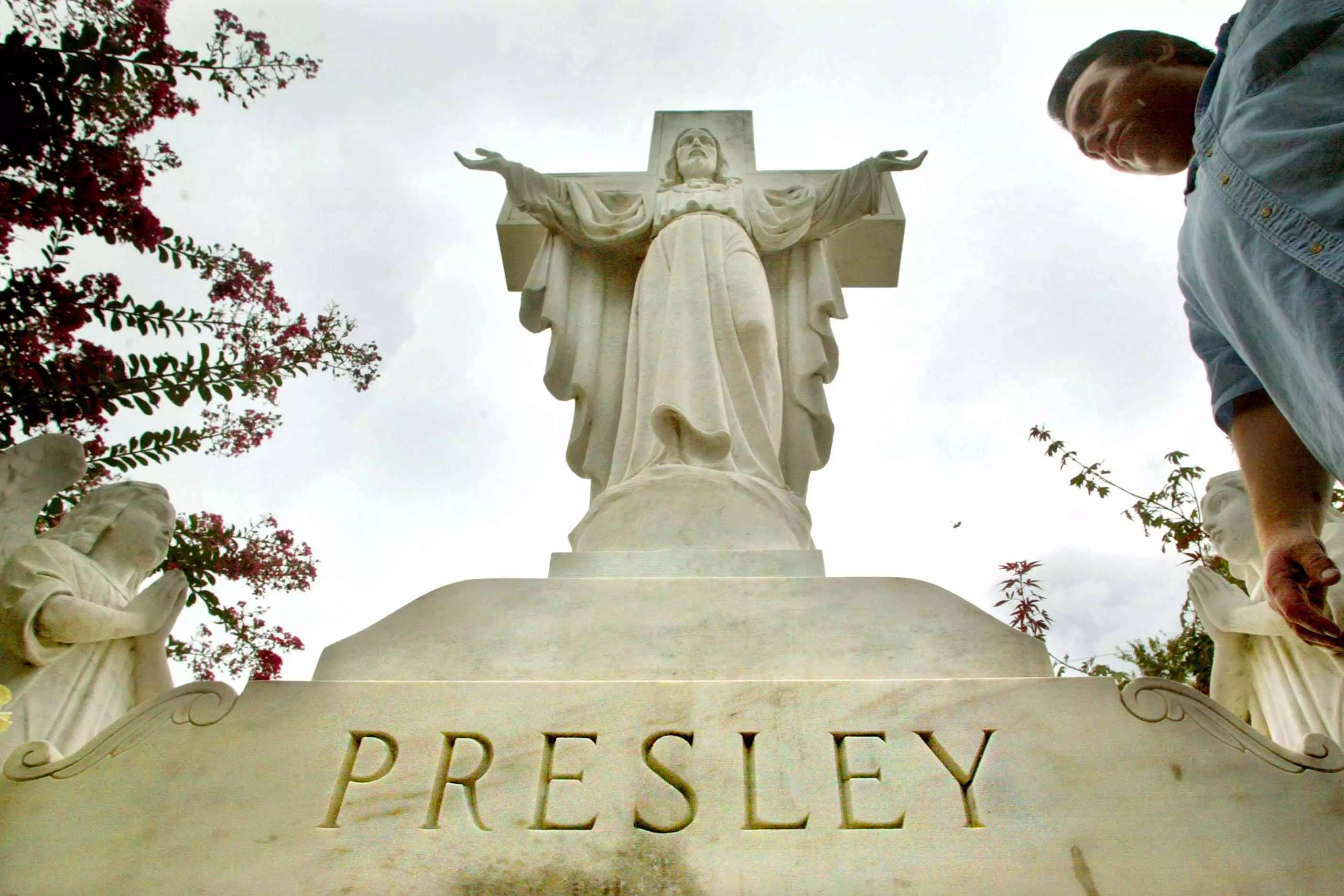 Monumento a la familia Presley cerca del cementerio en Graceland, Tennessee, la casa de Elvis