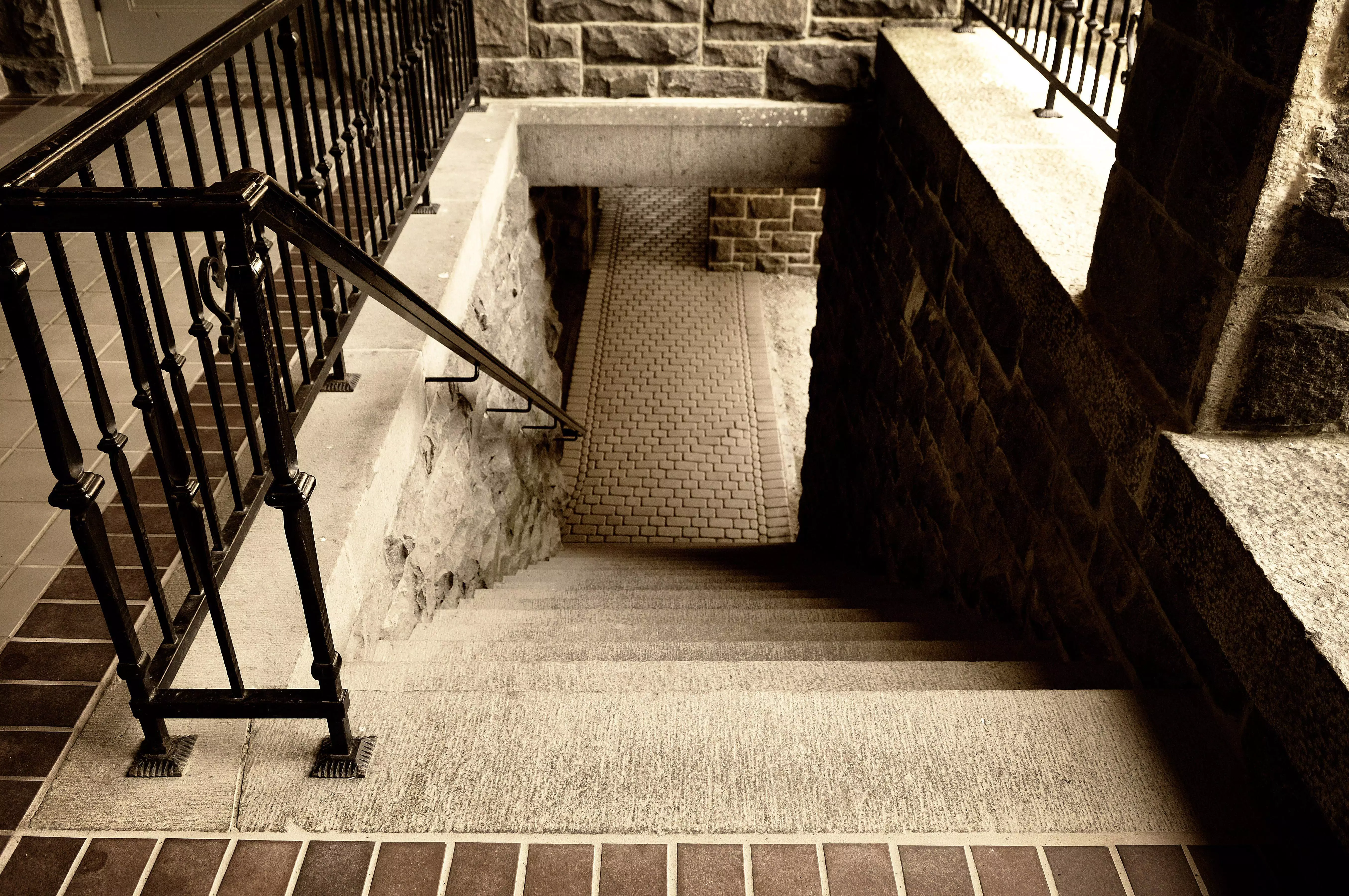 Ang mga hagdan sa Boldt Castle sa upstate N.Y. ay humahantong sa mahahaba, echoey corridors