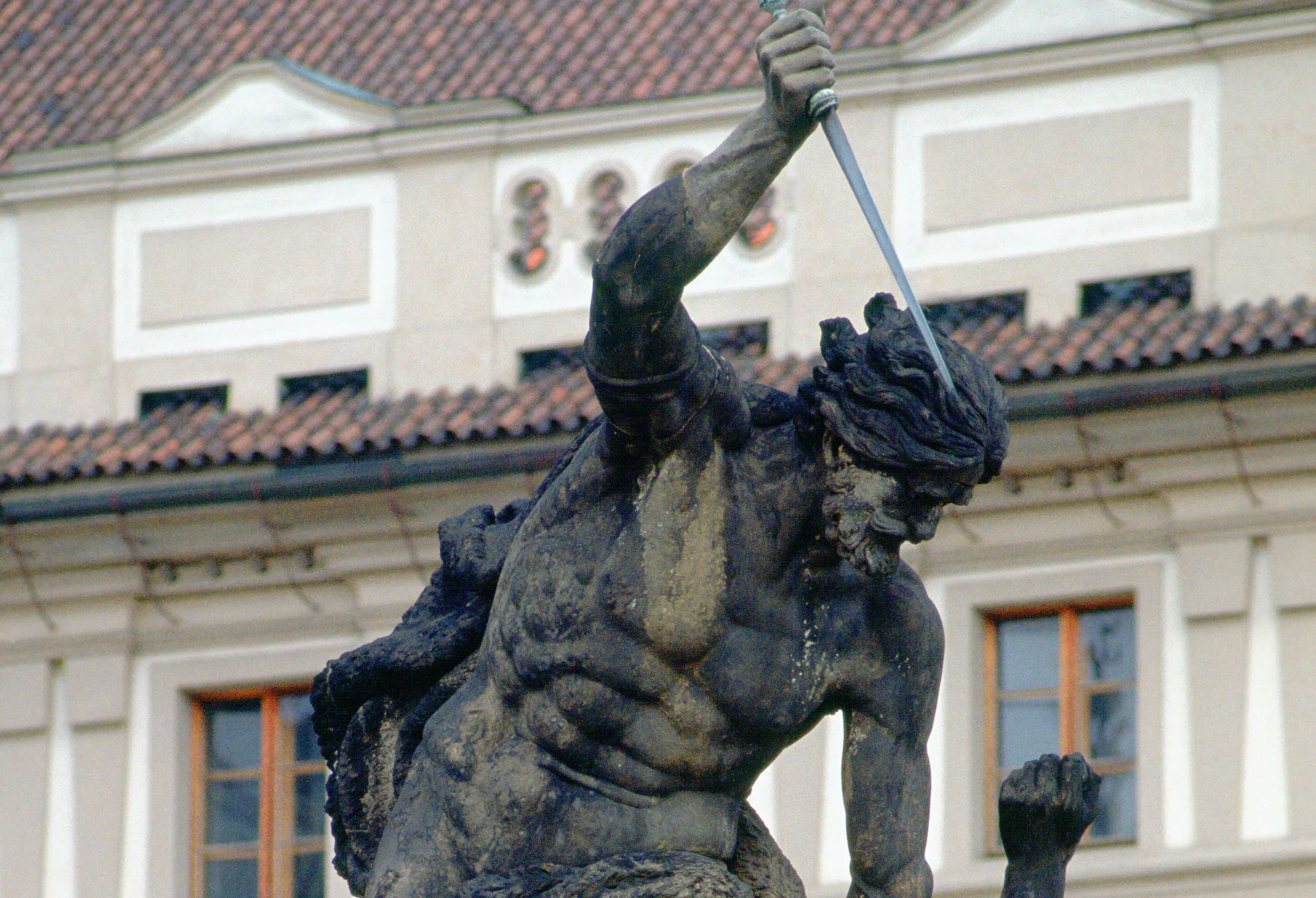 Statue auf der Burg Hradschin, Prag eines Mannes, der kurz davor steht, einen anderen zu erstechen, der um sein Leben bittet