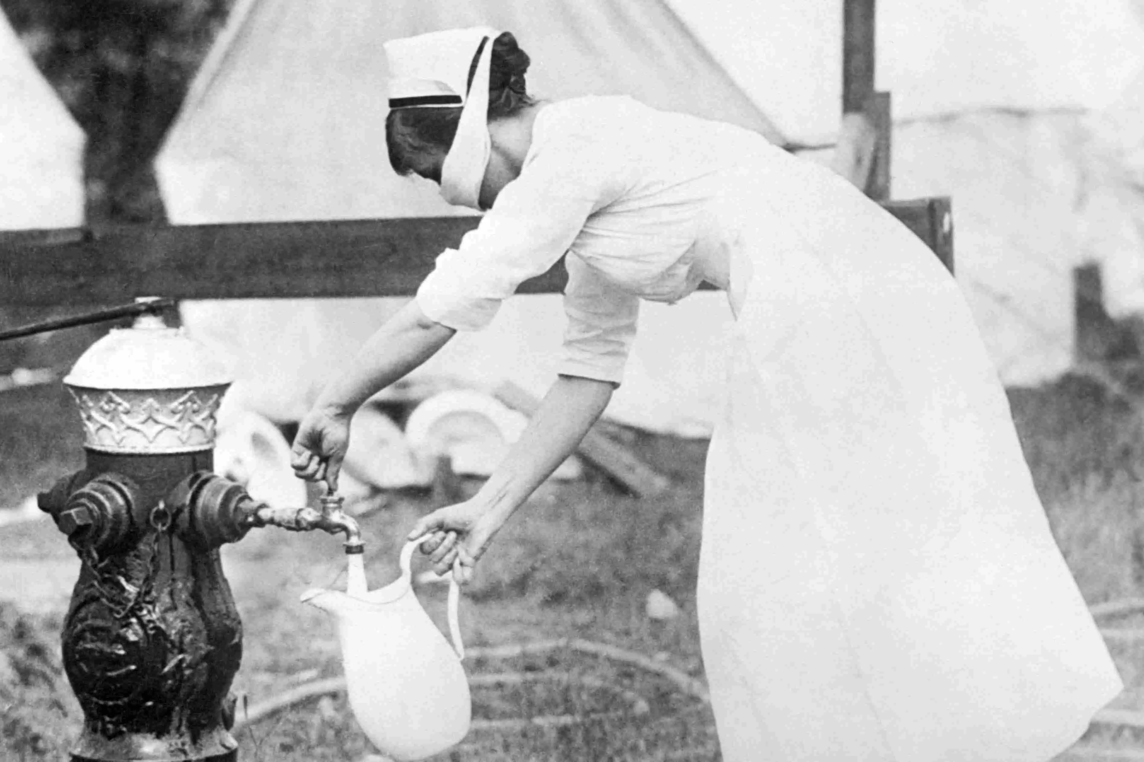 Wärend der 1918 Spuenescher Grippandemie Infirmière eng Mask droen als Schutz géint Gripp. (13. September 1918)