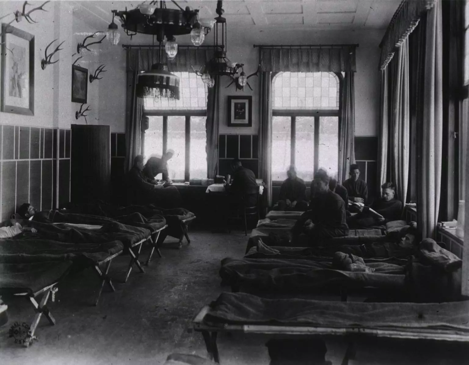 E Bild vum Interieur vun enger Influenzasektioun an engem US Army Field Hospital an Däitschland.