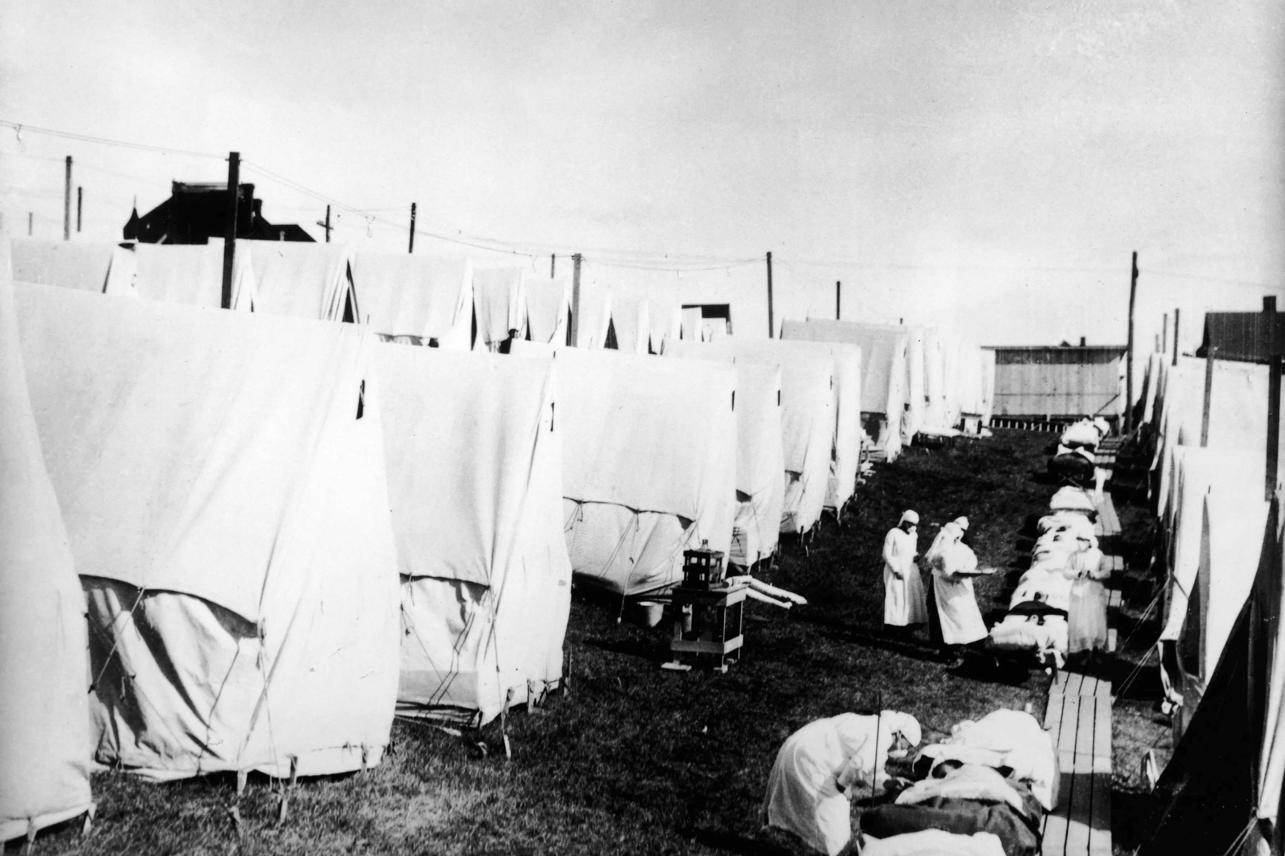 Wärend der 1918 Spuenescher Grippandemie US Army Base Hospital, Camp Beauregard, Louisiana. Zelter fir Grippepatienten.