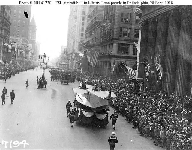 E Bild vun der Liberty Loan Parade zu Philadelphia just Deeg virun engem Ausbroch vun der Gripp.