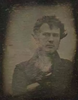 صورة شخصية لروبرت كورنيليوس ذاتيًا من النمط التقريبي ربع لوحة daguerreotype ، 1839