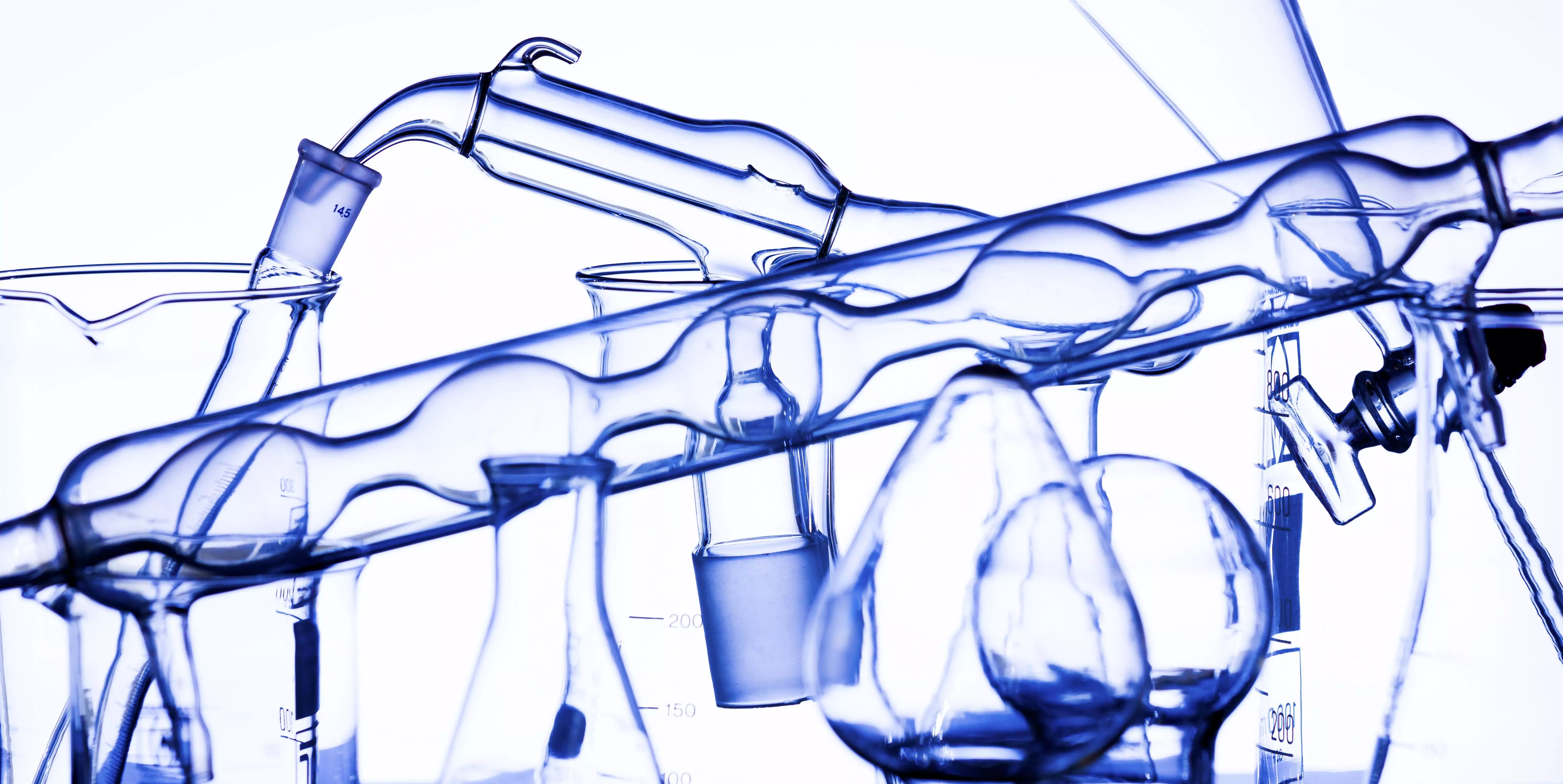 İyi donanımlı bir kimya laboratuvarı, birçok farklı cam eşya türünü içerir.