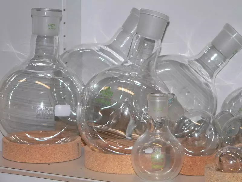 Erlenmeyer ampulü, yuvarlak tabanlı bir şişenin başka bir adıdır.