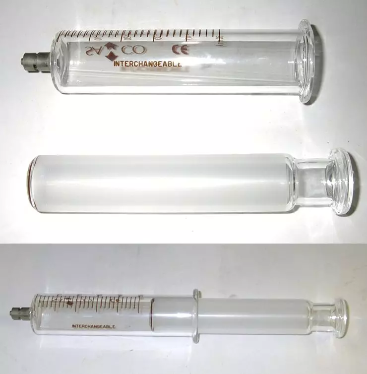 En gasspruta eller gasuppsamlingsflaska används för att sätta in, dra ut eller mäta en gasvolym.