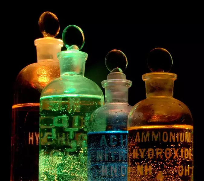 Sklenené fľaše so zabrúsenými sklenenými zátkami