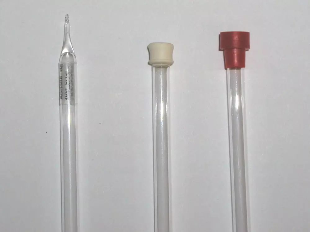 NMR-rör är glasrör som används för att hålla prover som används för kärnmagnetisk resonansspektroskopi.