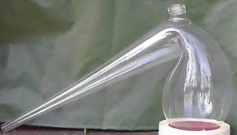 Uma retorta é um pedaço de vidro que é usado para destilação ou destilação seca.