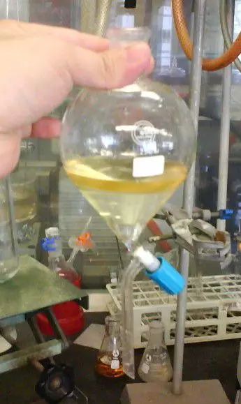 Um funil de separação ou funil de separação é um pedaço de vidro usado em extrações líquido-líquido.